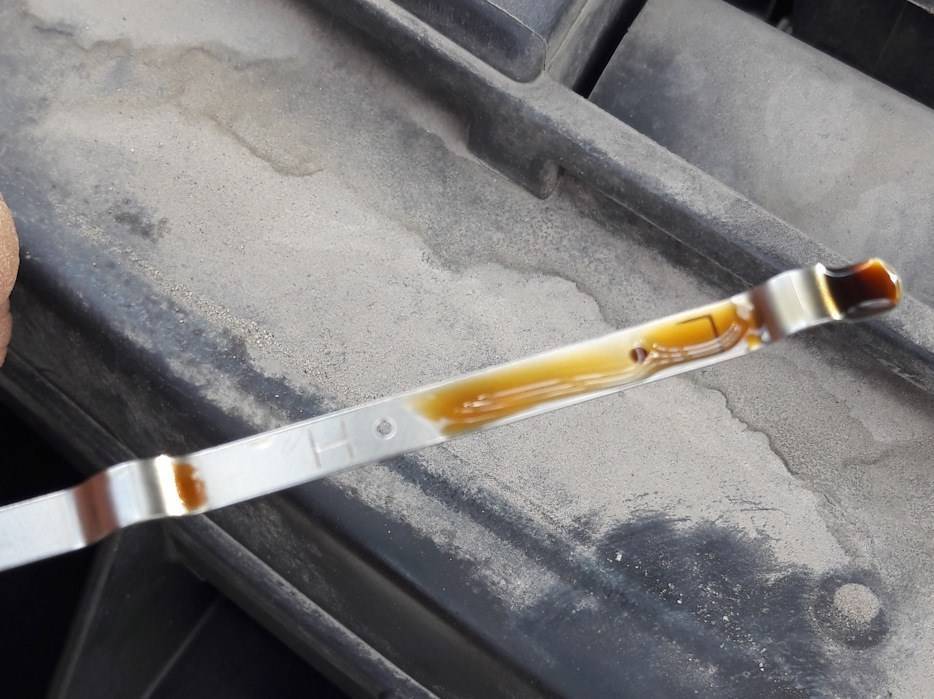 Známky přetečení motorového oleje a jak je poznat